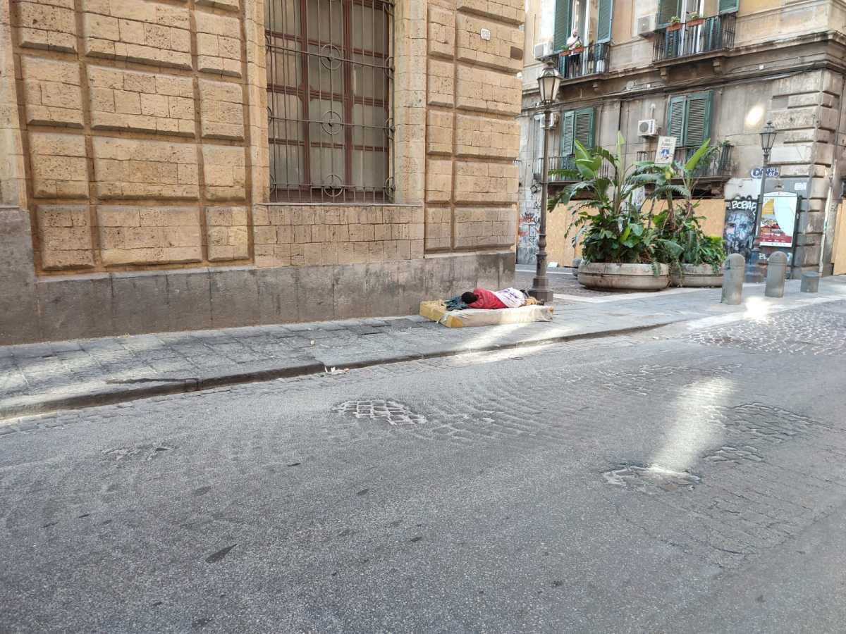 Aumentano i nuovi poveri, a Napoli mense Caritas sempre più affollate ...
