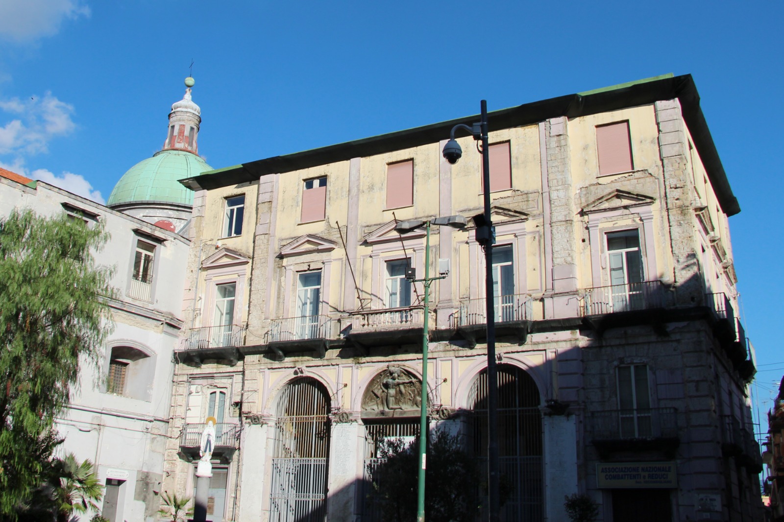 Secondigliano, al centro Pertini brandine e pasti per gli sfollati ...